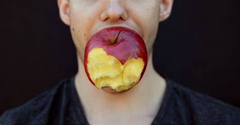 Woman Calls Out Boyfriends Obsession With Eating Apples Aita