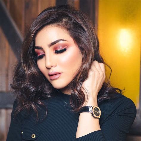 شاهد دونا الحسين تتألق ليلة زفافها بإطلالة أنيقة