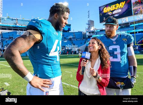 Cbs Sports Sideline Reporter Aditi Kinkhabwala Interviews Jacksonville