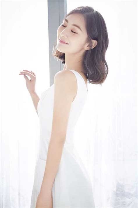 張維娜身穿白色上衣，甜美可人，清新脫俗，笑容迷人 每日頭條