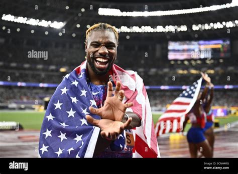 Usas Noah Lyles Celebrates After Winning Gold In The Mens 4x100 Meter