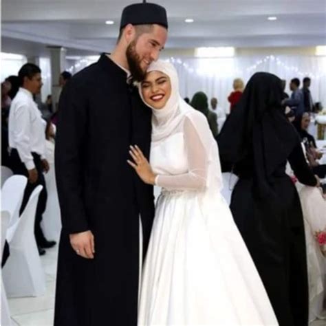 Aisha Baker Wife Of Star Cricketer Who Converted To Islam For Love Her Husband Is