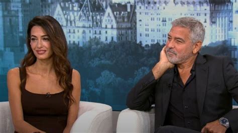 אמל קלוני בשמלת שסע מפוארת מציתה את רחובות קומו