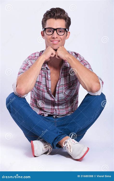 Luomo Casuale Si Siede Con Le Mani Al Mento Fotografia Stock