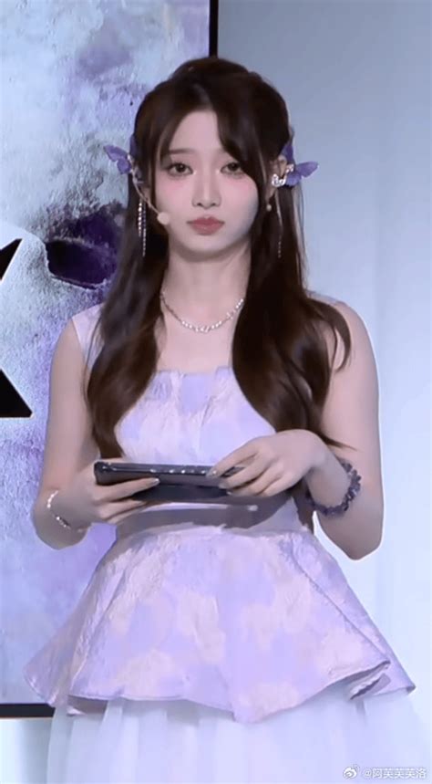 Lpl互动主持阿芙晒照：忘记说了，她今天上班