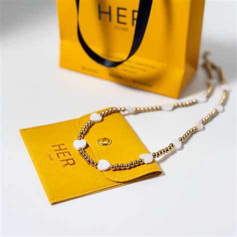 Her Store ტიტანის მოოქროვილი ყელსაბამი თეთრი გულებით