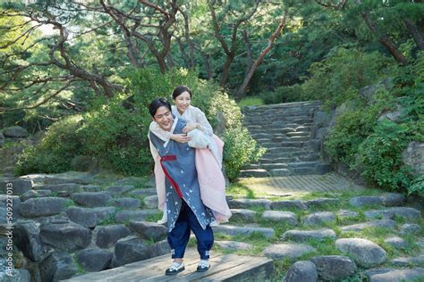 한복을 입은 남자가 여자를 등에 업고 서로 즐거워 하고 있는 모습 아시아 한국 남녀 모델 Stock 写真 Adobe Stock