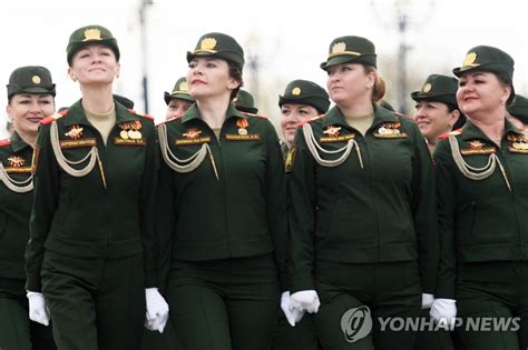 전승절 주년 맞아 행진하는 러시아 여군 연합뉴스