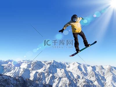 滑雪板上的人在空中跳跃。暑假。跳跃单板滑雪运动员高清摄影大图 千库网