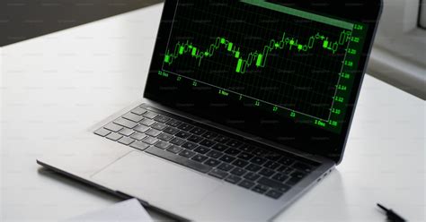 그린 스크린이있는 노트북 사진 Unsplash의 투자 이미지