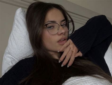 Emily Lewis Glasses For Brunettes Brunette With Glasses Aesthetic