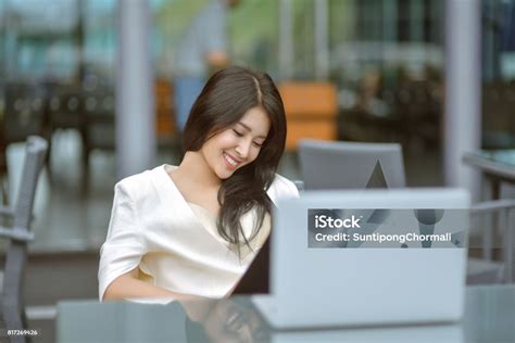 젊은 미소 안경 직장에 앉아 여 자가 꽤 젊은 비즈니스 사무실에서 노트북 비즈니스 여자 꽤 선택적 초점 귀여운에 대한 스톡 사진 및 기타 이미지 Istock