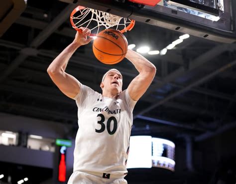 Lahkin Leads UC Past Eastern Washington - BearcatReport