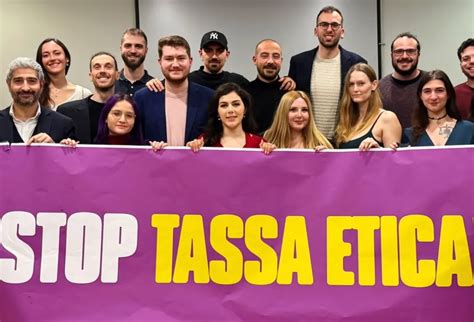 I Radicali Raccolgono Le Firme Con Valentina Nappi E Luiza Munteanu Contro La Tassa Etica