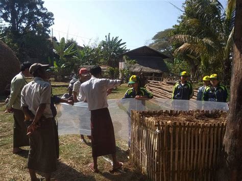 တောင်သူများအား အီးအမ်ဘိုကာရှီမြေဆွေးပုံပြုလုပ်နည်း လက်တွေ့သရုပ်ပြသ