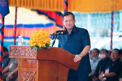 លោកបណ្ឌិត ហ៊ុន ម៉ាណែត ថ្ងៃនេះមិនត្រឹមតែមានអ្នកចាប់អោបថើបទេ គឺមានទាំងអ្នកជួយជូតញើសអោយទៀត