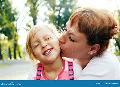 Una Mamma Affettuosa Che Bacia La Sua Piccola Figlia Immagine Stock