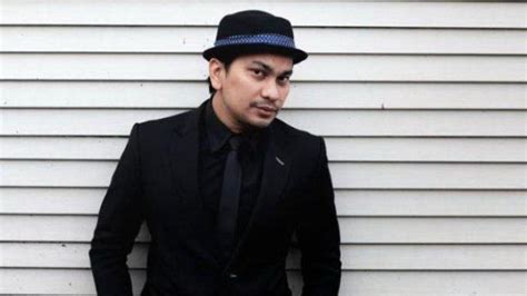 Biodata Tompi Dokter Sekaligus Penyanyi Klinik Kecantikannya