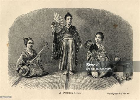 Ragazza E Musicisti Tradizionali Giapponesi Che Suonano Shamisen E