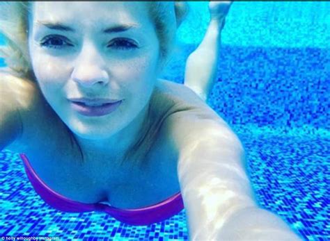 Holly Willoughby Flaunts Her Curves In Stylish Swimsuit Daily Mail Online