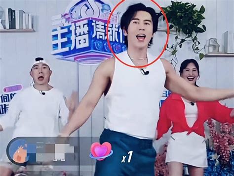 钟丽缇似乎找到了流量密码？穿背心或吊带直播健身质疑声不断刘畊宏网友直播