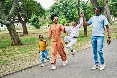 흑인 여성 남자 아이들이 공원에서 산책을 하고 손을 잡고 자연에서 함께 웃고 있다 휴식 행복한 아이들과 사랑 미소로 여름 정원 길을 걷는 장난기 많은 아이들과 함께 어머니와