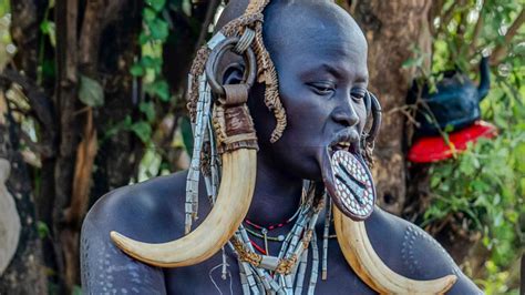 Mursi Tribe दुनिया की सबसे खूंखार जनजाति लड़कियों के काट देते हैं होंठ वजह जानकर हो जाएंगे