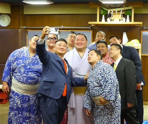 部屋の力士らと自撮りする元関脇・嘉風の中村親方（撮影・前川 晋作） スポニチ Sponichi Annex スポーツ