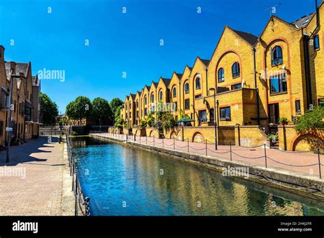 Houses Alongside The Ornamental Canal In Wapping London Uk Stock