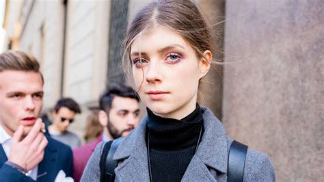 11 Subtle Things Manipulative People Do To Make One Person In Their