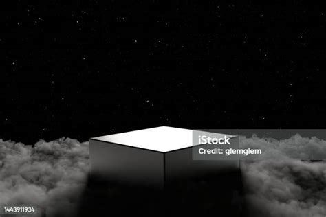 3d 렌더링 플랫폼 및 자연 연단 배경은 제품 디스플레이 빈 쇼케이스 모형 템플릿 또는 빈 사각형 무대가 있는 화장품 프레젠테이션을 위해 밤에 높은 구름에 있습니다 키 큰에
