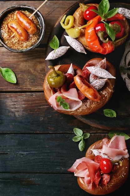 Variedad De Bocadillos De Carne En Pretzels Foto Premium