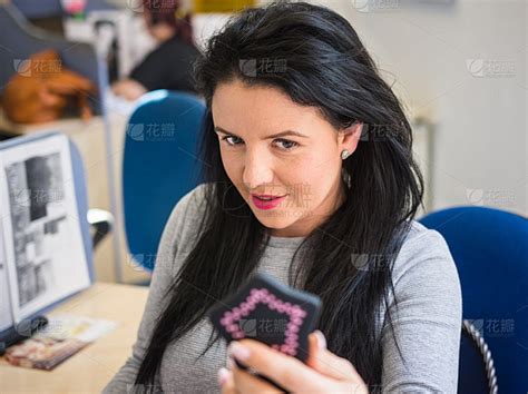 漂亮女人照镜子