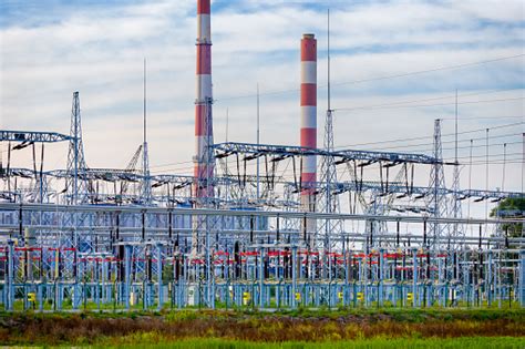 Stasiun Transformator Dengan Pembangkit Listrik Konvensional Foto Stok