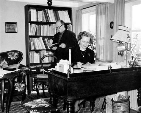 Ada Bruhn Y E F Hoffmeyer En Las Dependencias Del Ieaa En Kalundborg Download Scientific