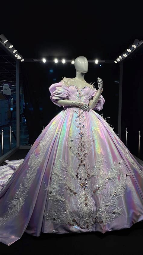 Diseñan Vestido Con 3 Mil Cristales Quadratin Quintana Roo