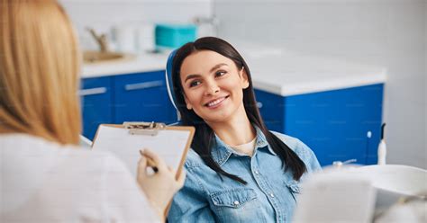 환자와 함께 캐비닛에서 작업하는 동안 유니폼을 입은 전문 치과 의사 사진 Unsplash의 환자 이미지