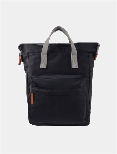 Roka תיק גב מרופד ומרווח בצבע שחור עם כיס חיצוני מרובע החל מ 249 90