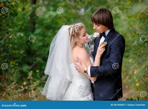 El Novio Y La Novia En Un Fondo Verde Foto De Archivo Imagen De Beso Ramo