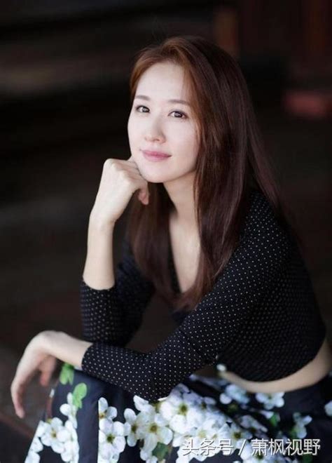 張雯 時尚而又清新 流露出輕熟女的優雅大氣，多重魅力無限綻放 每日頭條