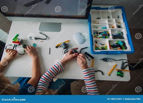 Kinderen Bouwen Robot En Programmeren Deze Op Computer Stock Afbeelding