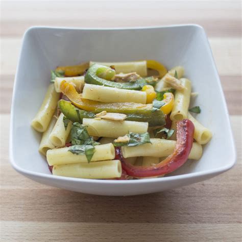 Маккерони с болгарским перцем и тунцом | Рецепты Barilla
