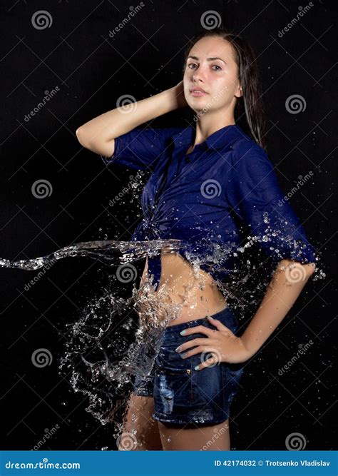 Menina Molhada Bonita Com Tatuagem Sob A Chuva Foto De Stock Imagem