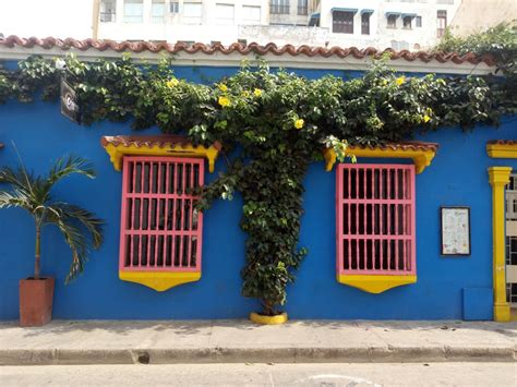 무료 이미지 콜롬비아 창문 푸른 하늘빛 건물 고정물 목재 이웃 선 부동산 구형 여름 정면 Tints And Shades 화분 여가 세례반