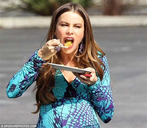 Pregnant Sofia Vergara Kicked In The Stomach By Co Star Julie Bowen As Pair Act Up On Modern