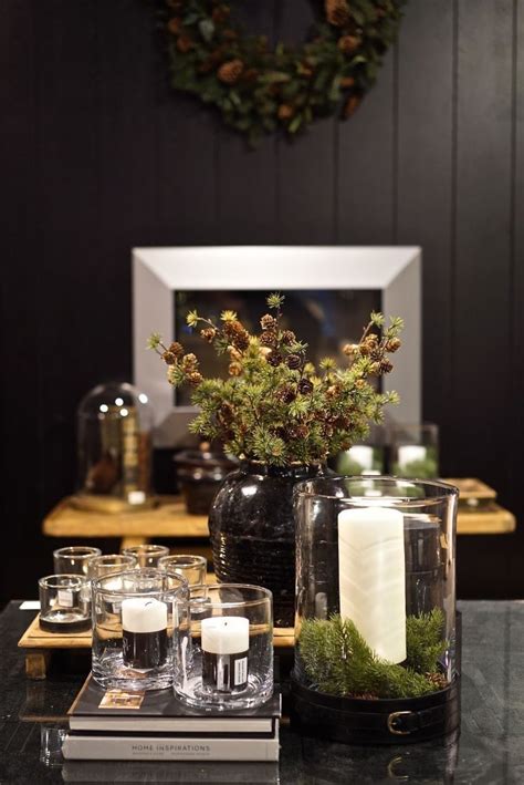 Elegante Tavolino Con Candele E Vasi Di Piante Verdi Accanto Al Camino Orta Sehpa Mumluk