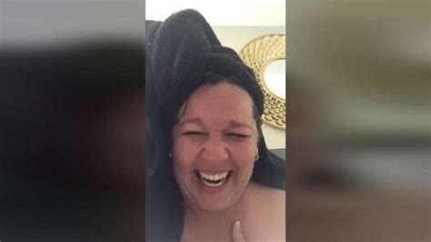 Mamá Se Vuelve Viral Tras Aparecer Desnuda En Clase Online De Su Hija T13