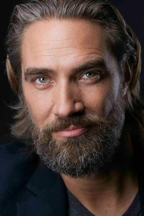 Lukas Hassel About Entertainmentie