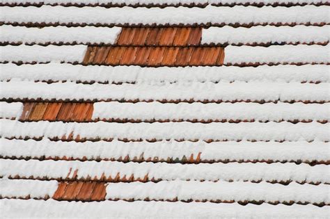 El Techo De Tejas De Barro Cubierto De Nieve Textura Foto Premium