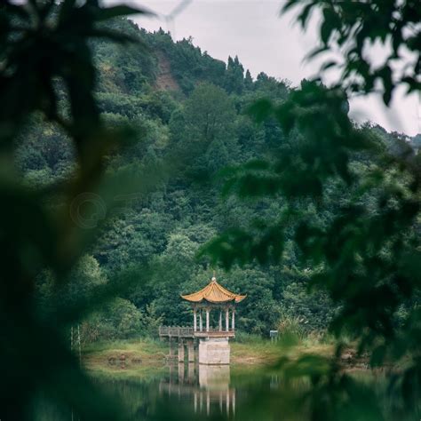 小亭子高清图片山野中湖面上的小亭子风景名胜免费下载格式4160像素编号69480629 千图网